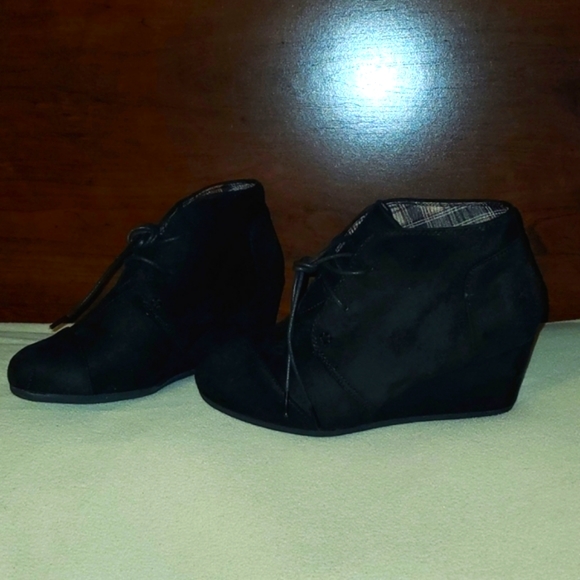 Forever 21 | Shoes | Forever Brand Black Builtin Heel Shoe Size 7 ...